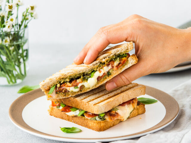 Dinkel Toast Rezept mit geschmolzenem Mozzarella & fruchtiger Tomate ...