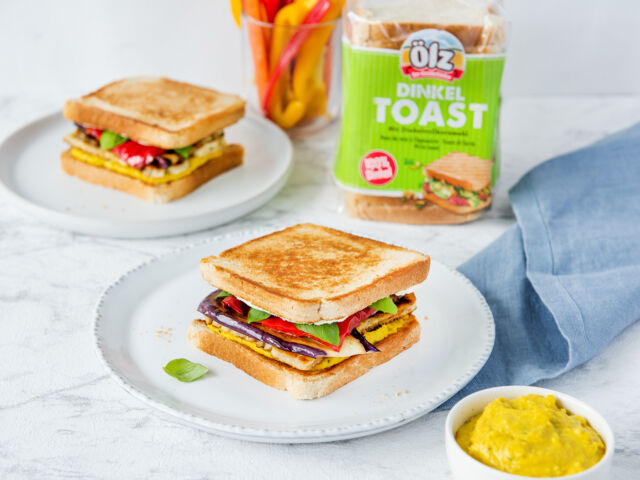 Ölz Dinkel Toast Rezept mit Melanzani, Halloumi & Curry Hummus - Rudolf ...